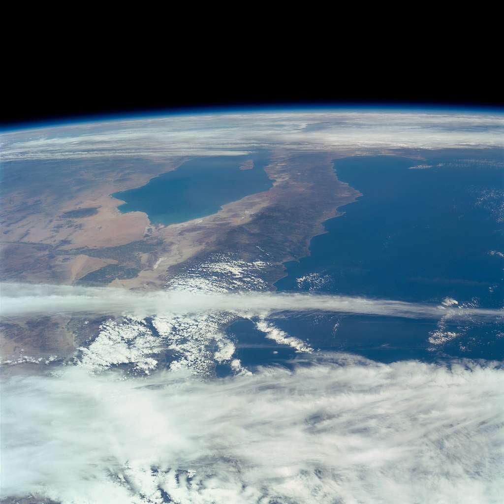 4 Reasons Why Planes Don’t Fly Over the Pacific Ocean | Executive Flyers